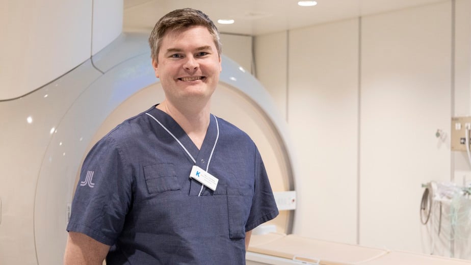Tobias forskar för bättre diagnostik och behandlingar av multipel skleros